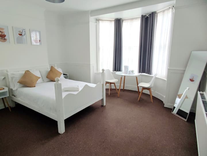 Central Wave - Double Sea View - Brighton Marina