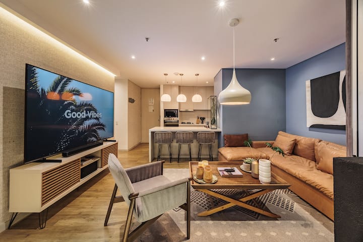 Jacuzzi Poblado Views, A/c, 85" Tvs, + Pool & Gym - Medellín