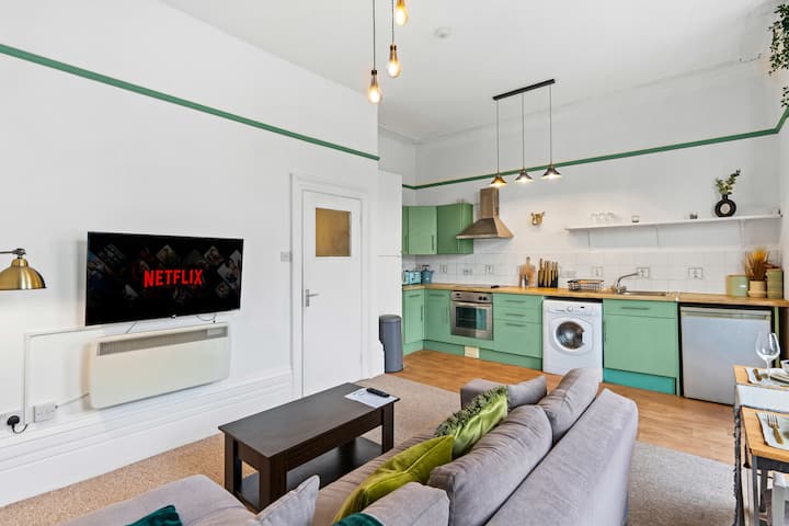 Central / Balcony/ Board Games / Bath Tub - Brighton