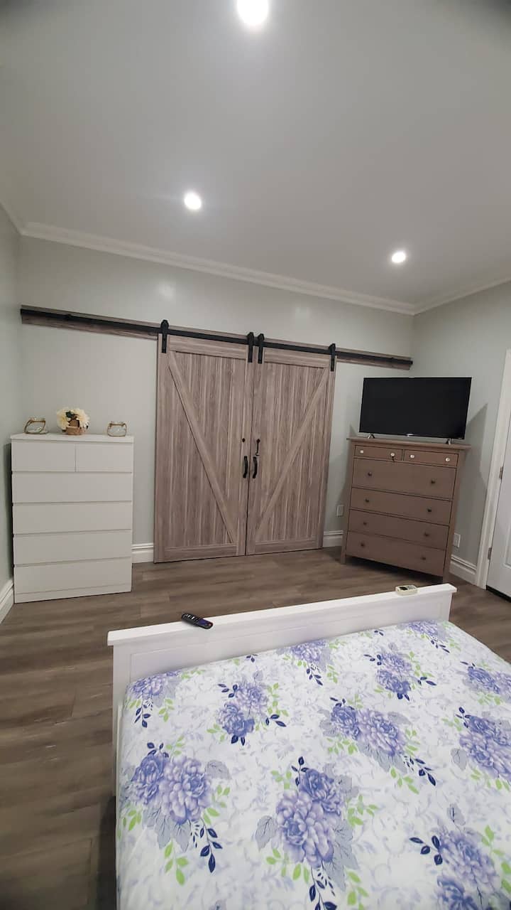 Visit Nyc In A Private Room. - Queens