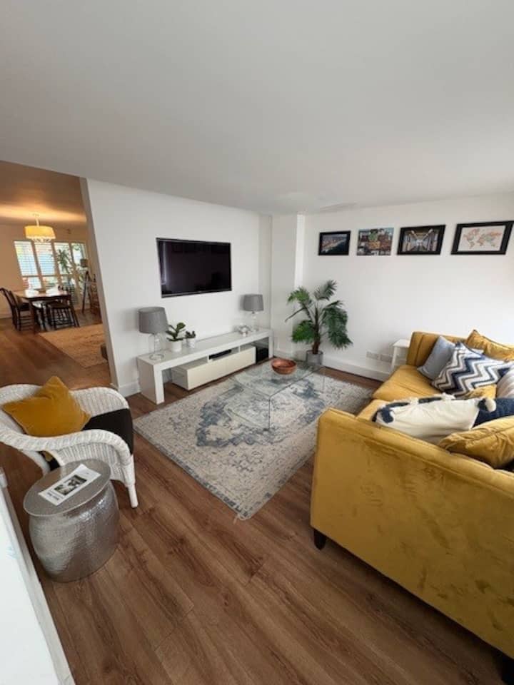 Welwyn Village - Modern, Cosy 2/ 3 Bed Home! - University of Hertfordshire