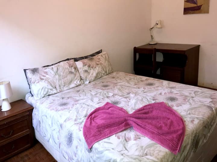 Comfortable Double Bed In Central Townhouse - 馬布多