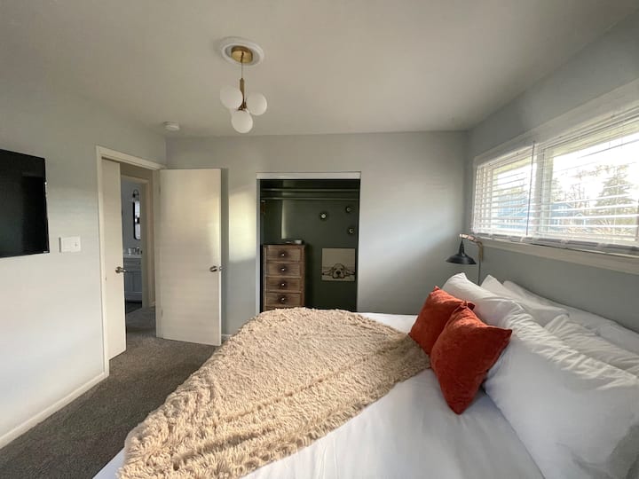 *King Bed+pet Friendly+yard+close To Ro* - Royal Oak, MI