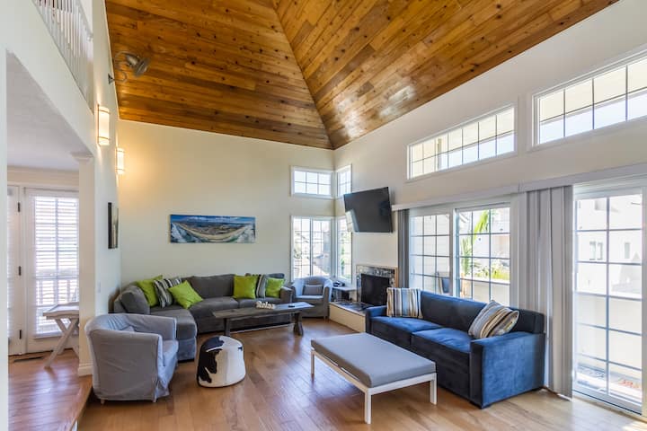 Oceanfront Mission Beach: 2-homes + Views + Patios - San Diego, CA