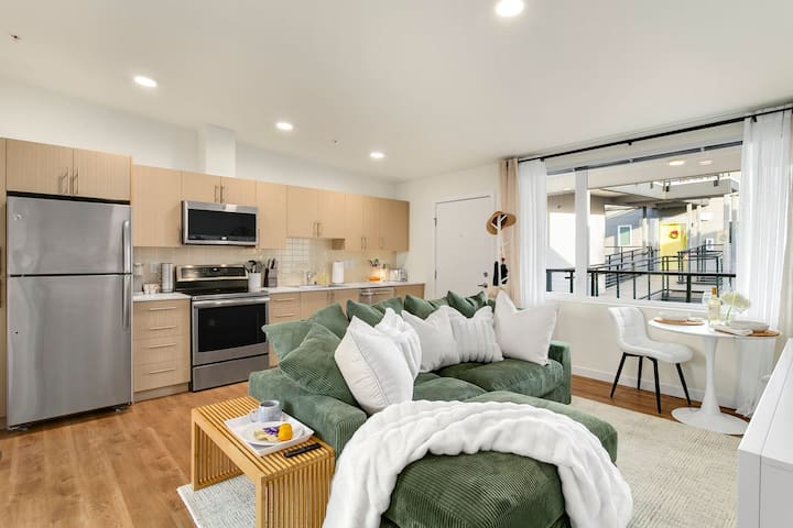 Seattle’s Caphill Condo | Top Floor | View | Quiet - Seattle, WA