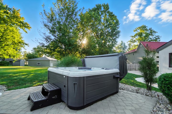 Family Gem | Seasonal Pool, Hot Tub & Dog Friendly - Ohio