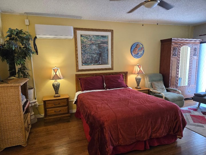 Large Bdrm-free Parking-near Img - Longboat Key, FL