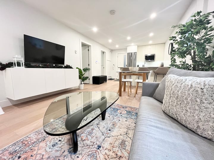 Stylish + Modern 2 Bed Suite With Parking And Ac - Vancouver