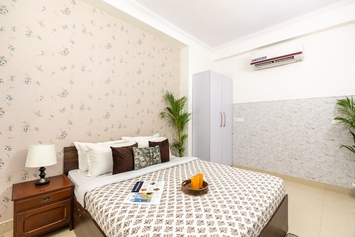 Homlee-vintage 2bhk-ndls-lift-bharat Mandapam - New Delhi
