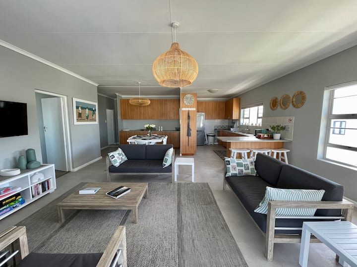 Footprints In Kleinmond : Ocean Oasis Holiday Home - Kleinmond