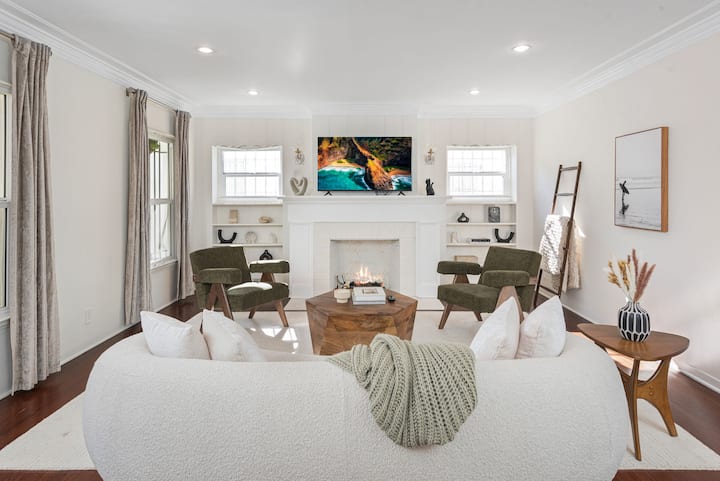 Luxury La Vacation Getaway + Parking +Gated Yard - Beverly Hills, CA