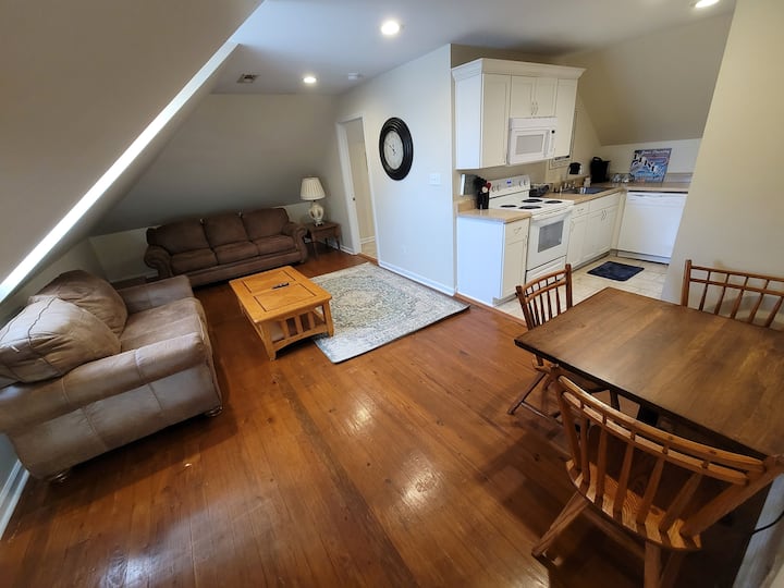 Penthouse Apartment, 2 Bedroom - Lake Morris, KY