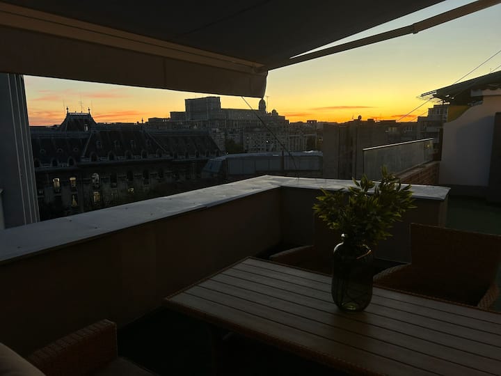 Downtown Retreat | Luxe Terrace & Palace View - București