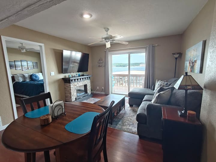 Romantic Lakeshore Retreat - Close To The Lake! - Lake Ozark, MO