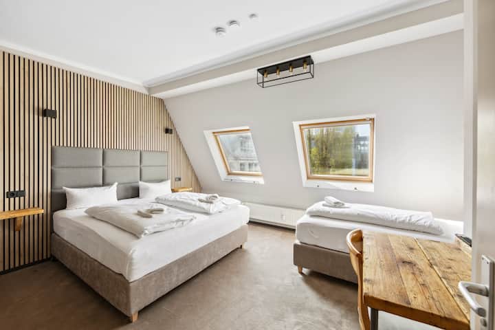 Hotel Comenius - Large Family Room King Size - Berlin