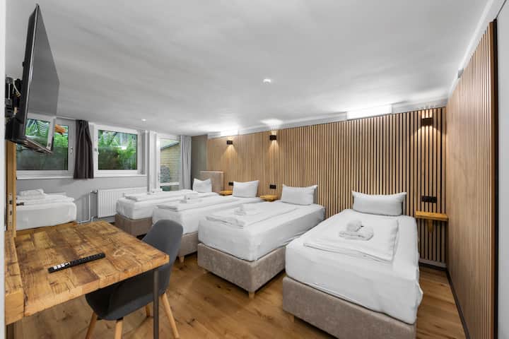 Hotel Comenius - Xl Room Basement - Berlin