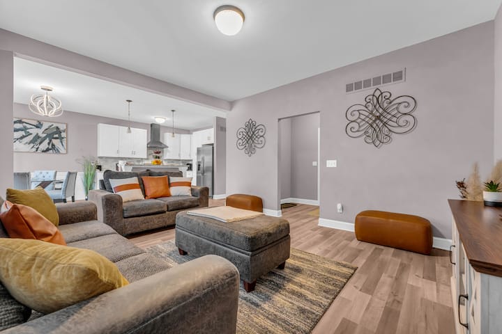 Modern 3-br Home W/ 2.5 Baths & Cozy Deck Retreat - Livonia, MI