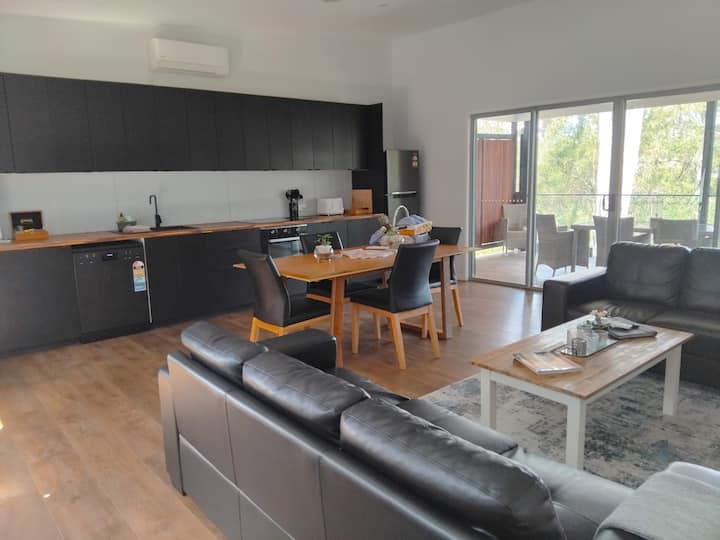 Wallaby - Private 2 Bedroom, 1 Bathroom Cottage - Maleny