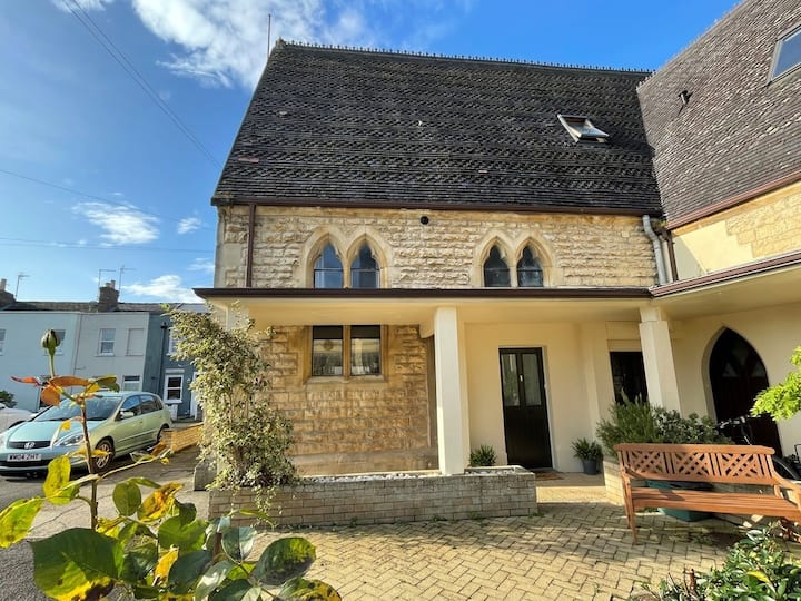 Charming Old Schoolhouse In Town With Free Parking - Cotswolds