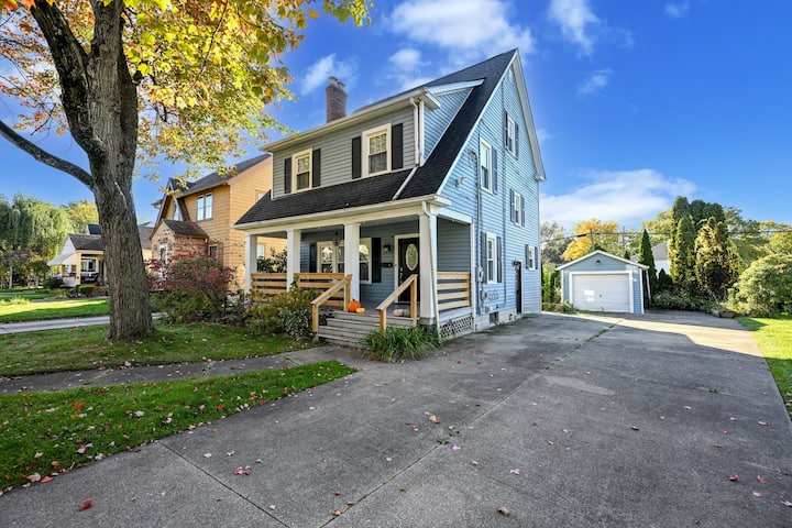 Ultimate Group Escape | Sleeps 12 + Bbq + Yard - Akron Zoo, Akron
