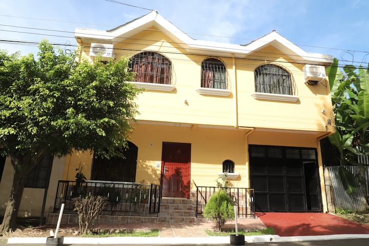 Spacious And Cozy Full House - San Salvador
