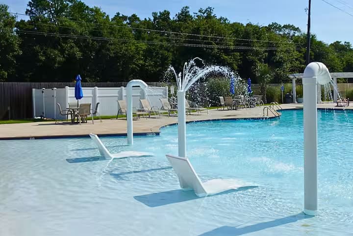 Family Beach Escape/2 Min To Beach, Pools, Hot Tub - Biloxi, MS