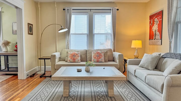 Spacious Apartment Near Wesleyan Fenced-in Yard - Middletown, CT
