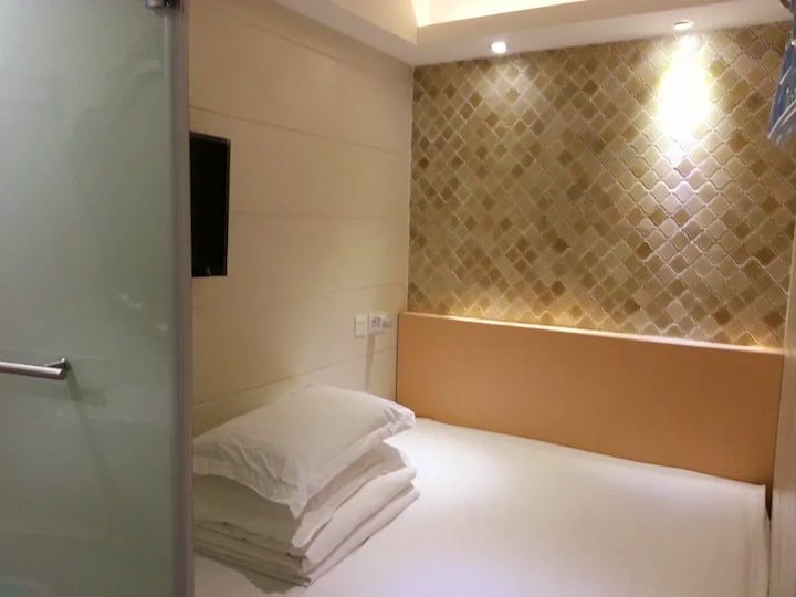 市中心精緻大床套房(無窗),吃喝玩樂,就在附近 - South Island