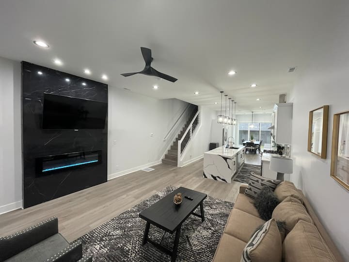 Modern 3-level 4br | All En Suites | 28 - Indianapolis, IN