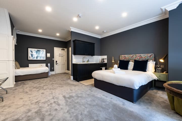 Old Abbey House - Deluxe King Suite - Didcot