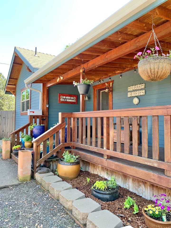 Cozy Ashland Getaway - Ashland, OR