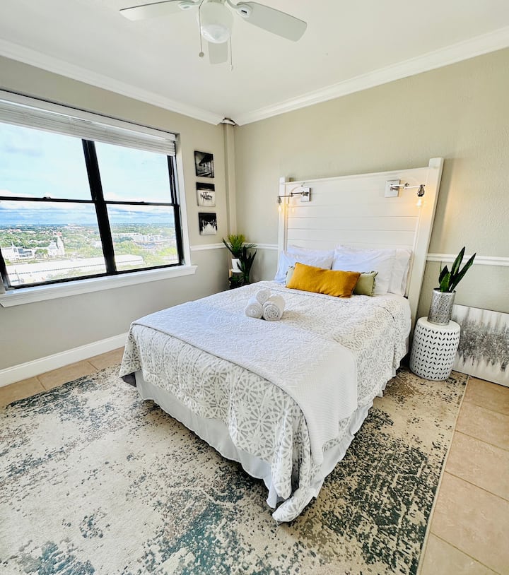 Downtown Jax Apt • Free Garage Parking • Sleeps 4 - Jacksonville, FL