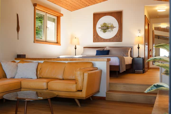 Cedar Suite At Snug Harbour (Oceanfront B&b) - Ucluelet
