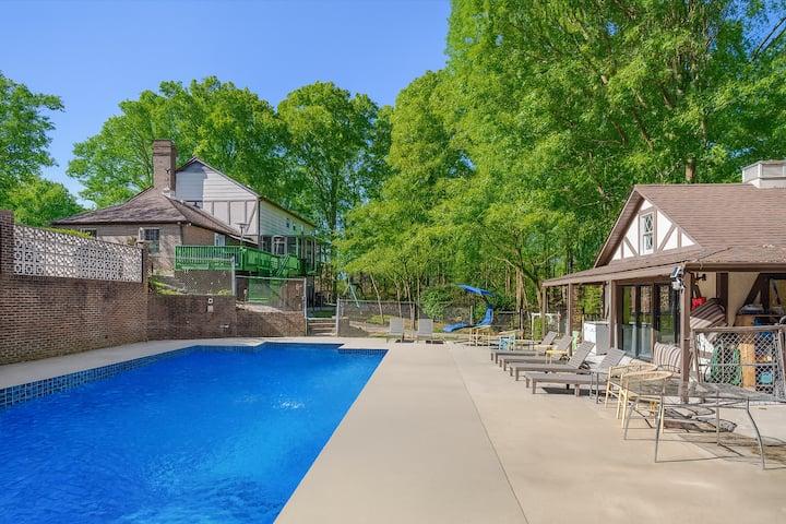 Spacious Estate - Pool, Games, Karaoke, Sleeps 16! - Thomasville, NC