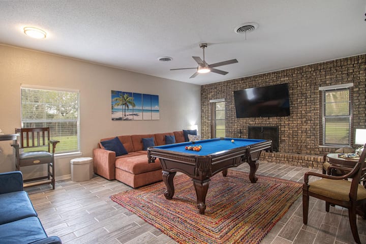 Beautiful Home Near Beach Sleeps 12+ - Biloxi, MS