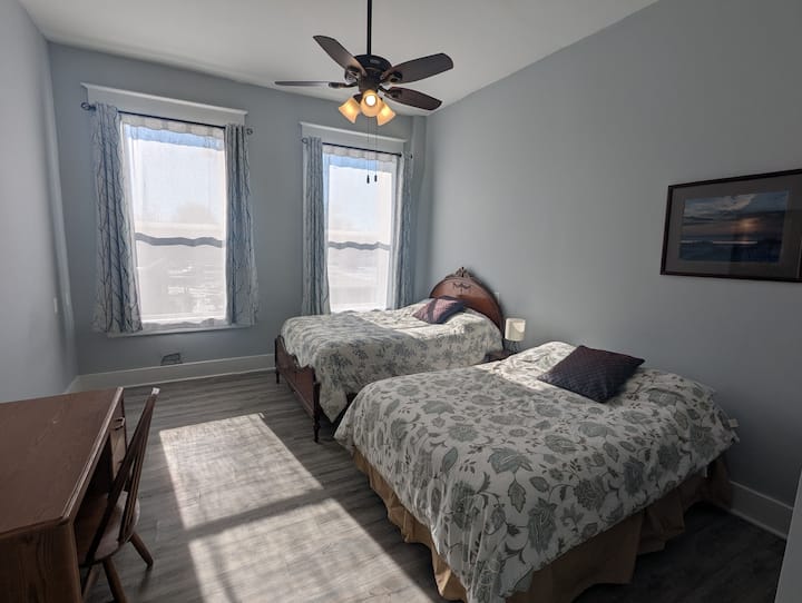 Free Laundry, Private Room W/ 2 Full Beds - Palestine, IL