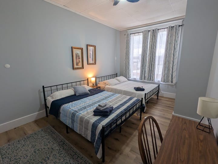 Free Laundry, Private Room W/ 2 Queen Beds - Palestine, IL