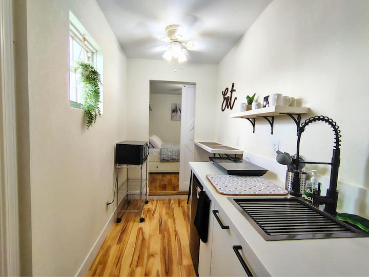 Tiny Attached Studio With Kitchenette - Davenport, FL