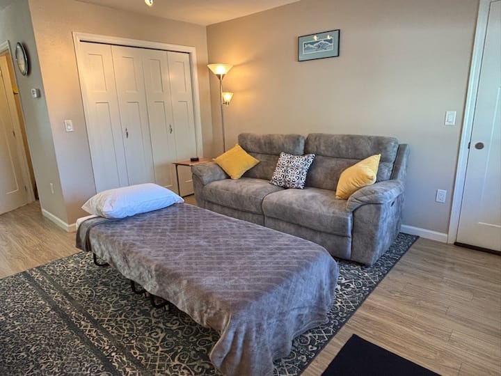 Chugach Views 4 Mins To Airport - Quiet Lux 2 Bed - Anchorage, AK
