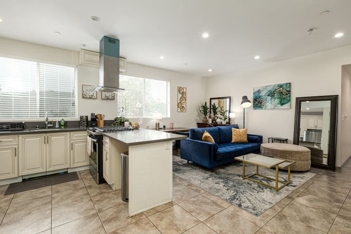 Fully Loaded 3bd/2ba, 2+ Parking - Los Angeles, CA