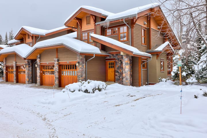 Cozy Mountain Getaway - Sun Peaks Resort, BC