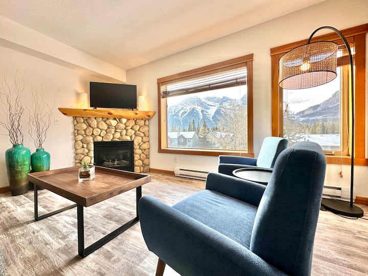 Stunning Mountain Views /1 King/1 Queen/hottub/gym - Alberta