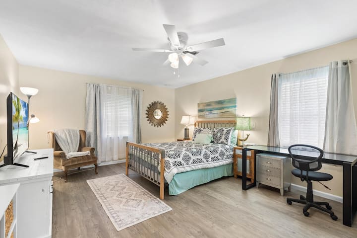 Super Spacious, Stylish Studio - Palm Bay