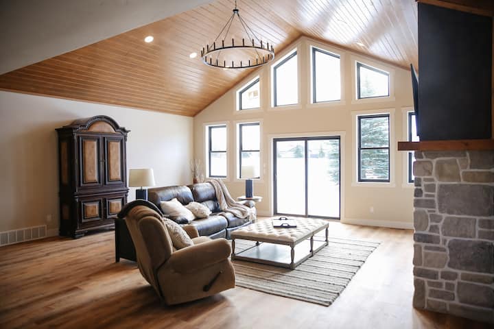 *New* Golf Course Build + Mtn Views + Hot Tub - Red Lodge, MT