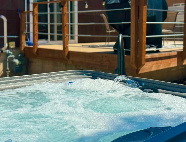 Lark House | Family Friendly | Hot Tub+pool Table - Colorado Springs, CO