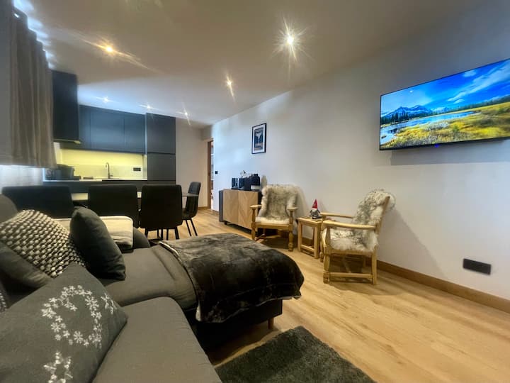 Bright Lavachet Apt For 6, 100m From The Piste! - Tignes