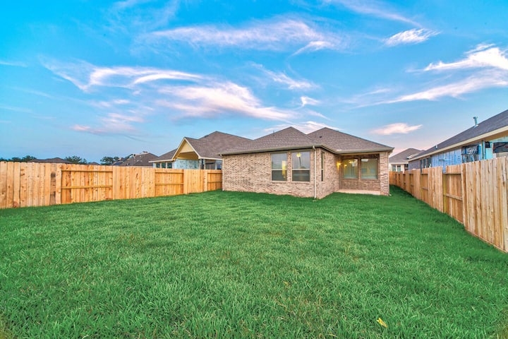 Sunny 4br Fox Trail Home | Fenced Yard | E#41189 - Sienna Plantation, TX