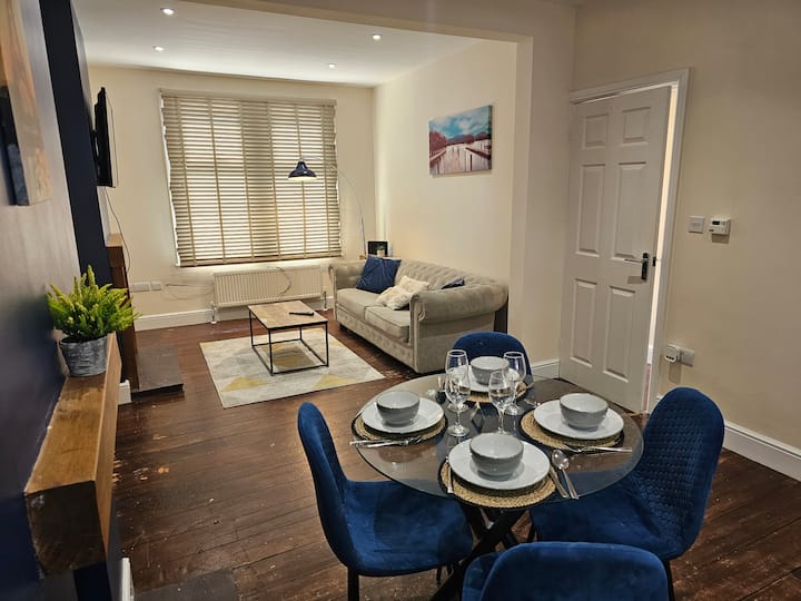 Town Centre ~ Contractors Delight ~ Up To 30% Off - Northampton, UK