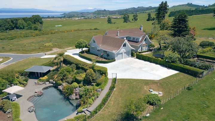 Taupō Retreat For Groups W/ Pool, Spa & Lake Views - Lake Taupo