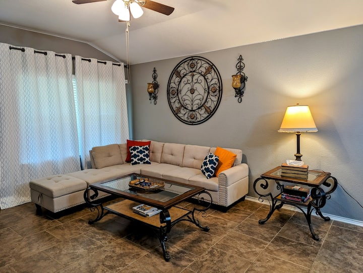 Near Lafb & Seaworld, With 75"tv And King Bed - Lackland AFB, TX